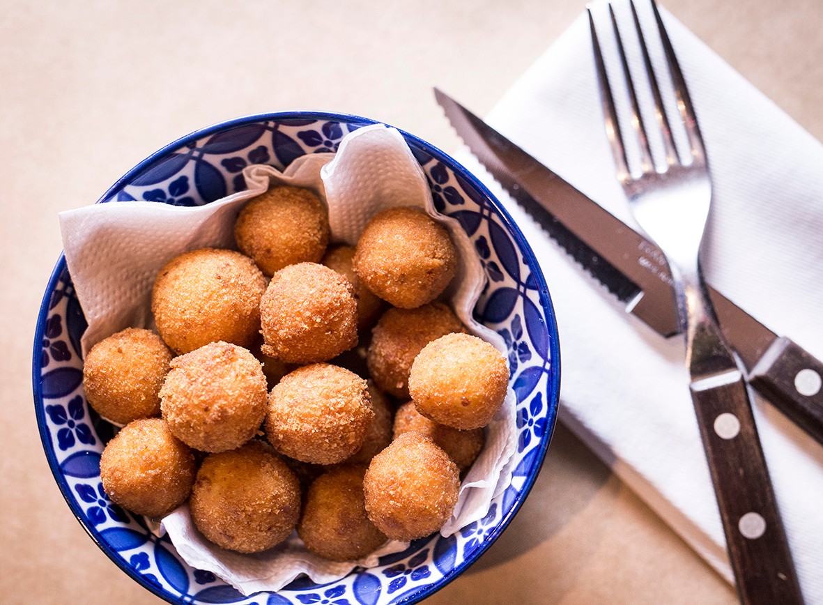 Croquetas de bondiola curada por Gastón Yelicich - A La Carta - Portal ...